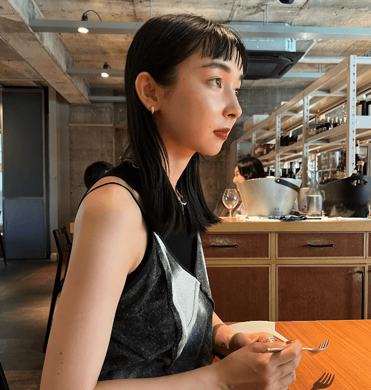 ドライブオンCMの女優は誰？ぱっつん前髪の女性は何者か調査【DriveOn】 | 喜劇的な人生