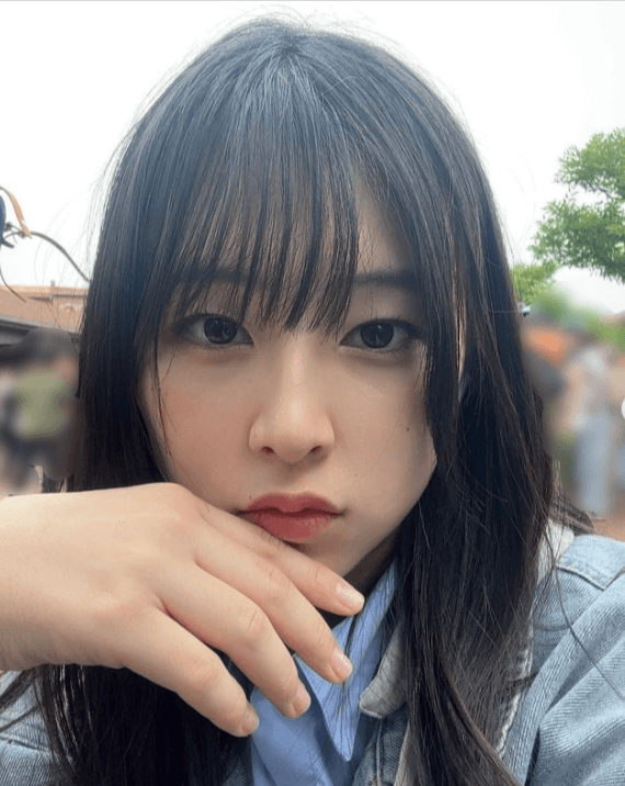 レッドホットチキンCM2024の女の子は誰？女子高生役の制服の女優を調査！ | 喜劇的な人生